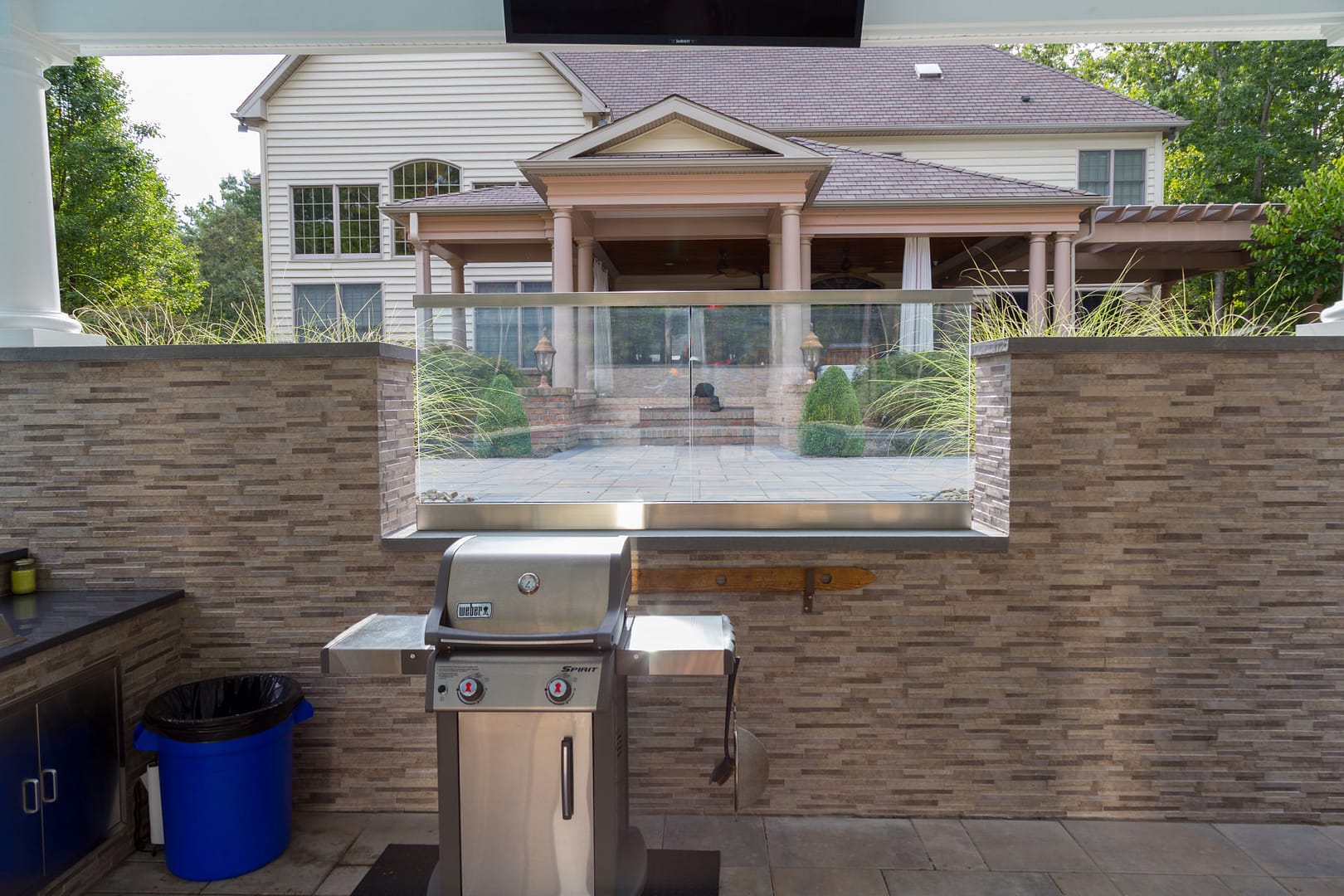 The Entertainer - Budd Pools & Spas